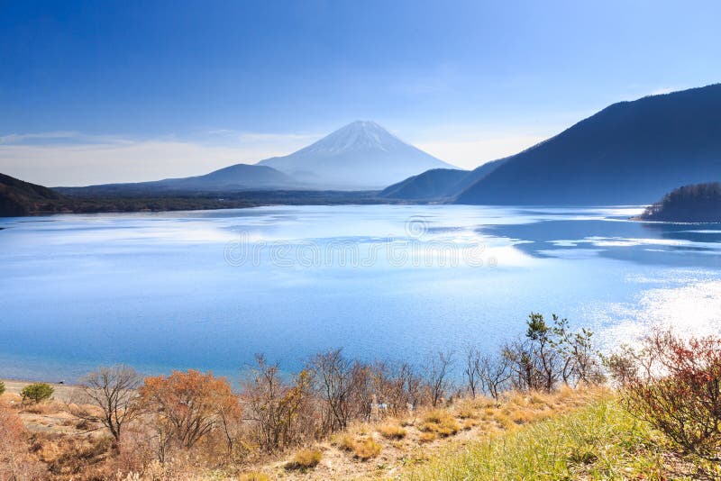 Berg Fuji mit Motosu See stockbild. Bild von himmel, morgen - 85554823
