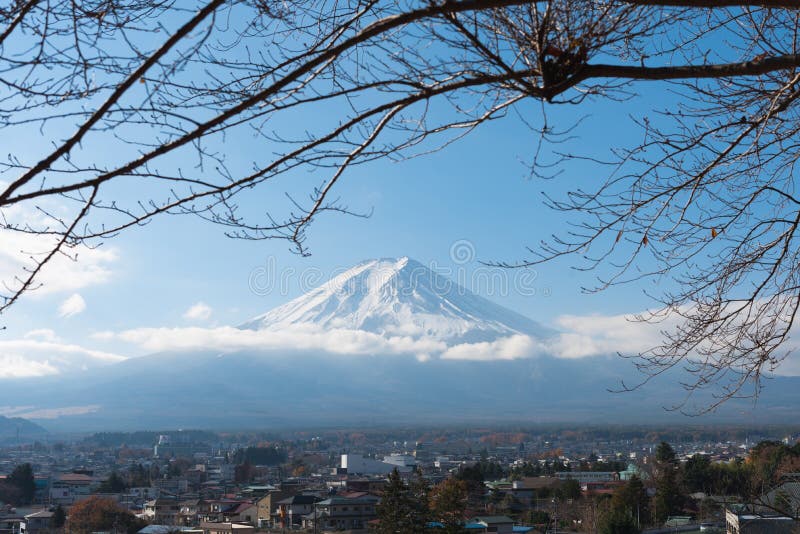 Berg Fujisan Fuji stockfoto. Bild von blau, himmel, japan - 107712970