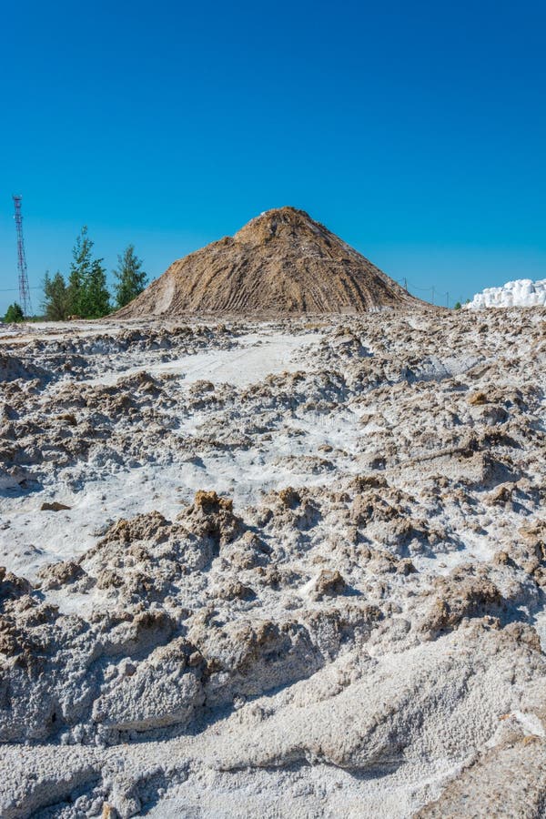 Berg met zand en zout stock afbeelding. Image of heuvel - 50941819