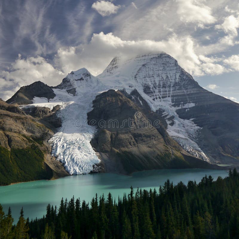Berg mit Gletscher und See stockfoto. Bild von schatten - 108281756