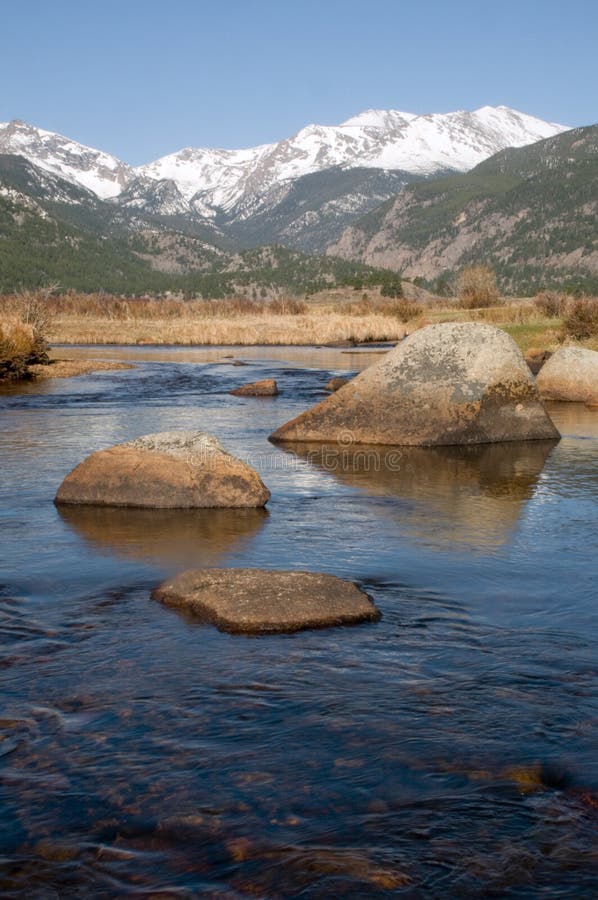 Berg, Rivier En Drie Rotsen Stock Afbeelding - Image of afgedekt, park ...