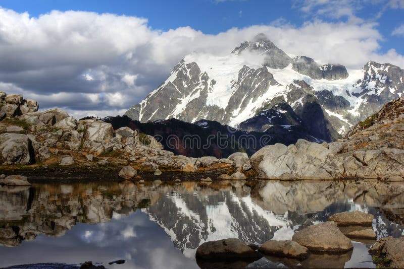 Berg Shuksan mit Reflexion stockbild. Bild von alpin - 56322103