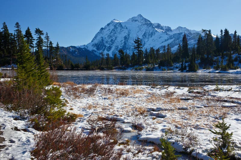 Mt Shuksan Im Winter Bei Sonnenuntergang Stockbild - Bild von ...