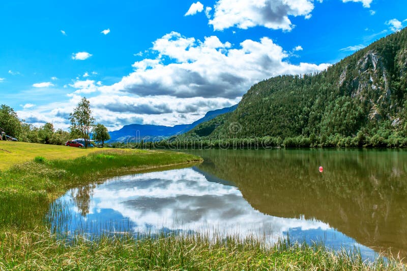 Berg Und See Mjosa, Norwegen Stockfoto - Bild von hügel, ufer: 106105106