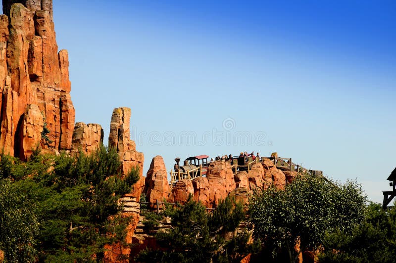 Berg- Und Talbahn - Disneyland Paris Redaktionelles Stockfoto - Bild ...