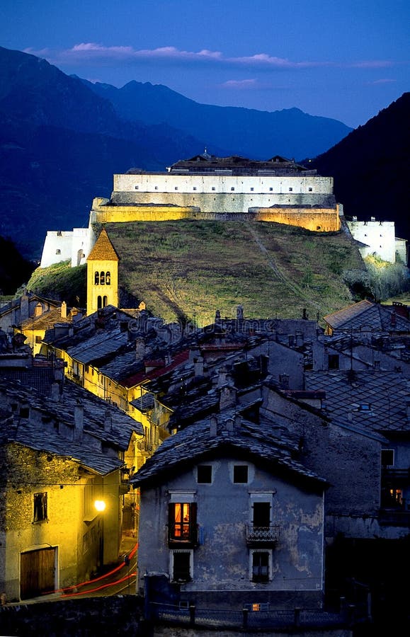 Bergdorf und Fort stockfoto. Bild von dorf, berge, dunkel - 2694750