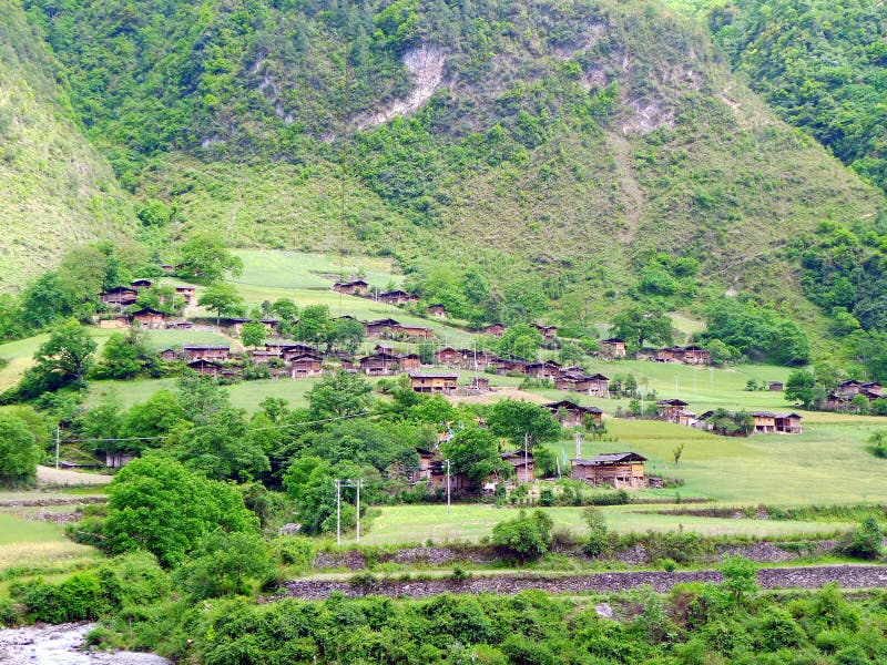 Bergdorp stock afbeelding. Image of platteland, groen - 31080787
