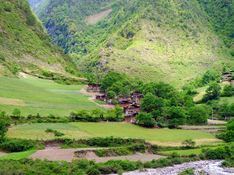 Bergdorp stock foto. Image of berg, azië, gebouw, bomen - 31080788