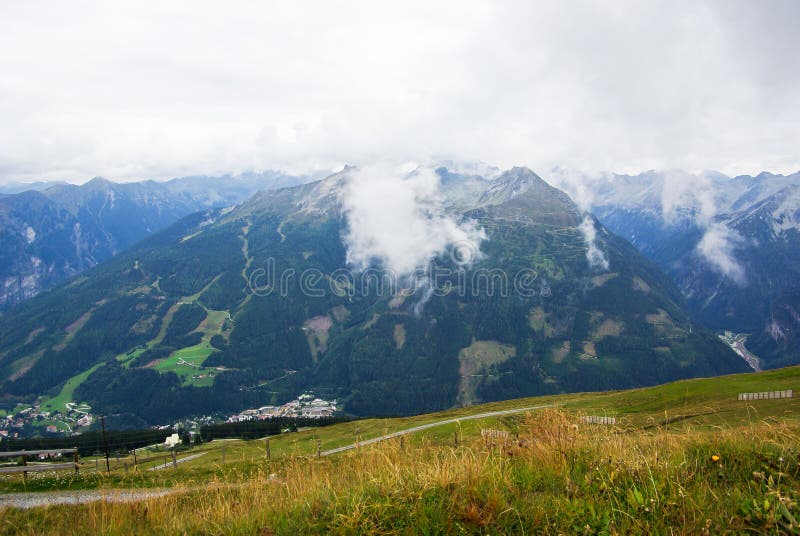 Bergdorp stock foto. Image of gras, landschap, zomer - 34483964