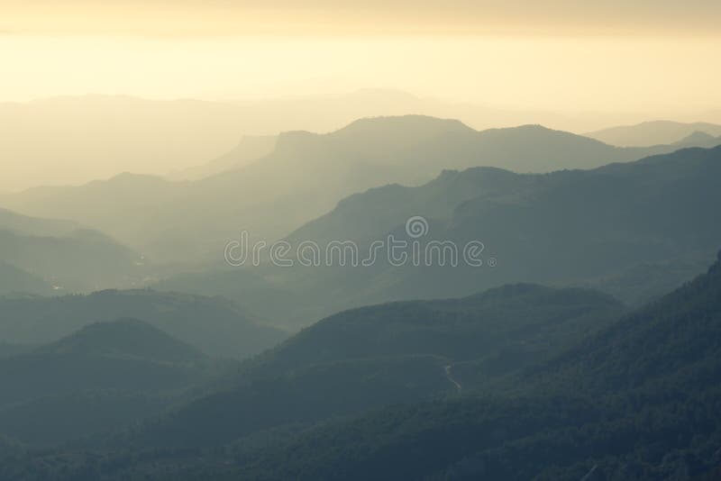 Berge mit Nebel stockfoto. Bild von unbegrenztheit, idyllisch - 137333594