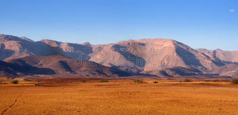 Berge in Nord-Namibia, an Der Spitze Des Welvitschie Stockfoto - Bild ...