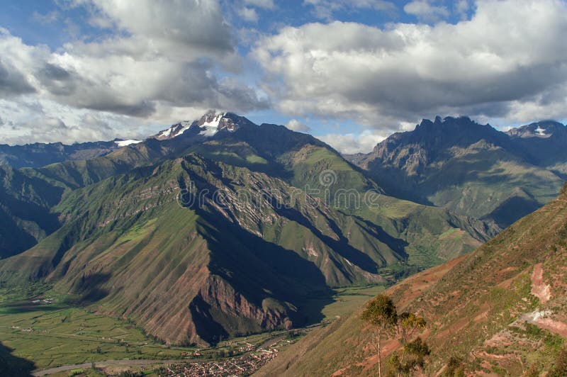 Berge in Peru stockbild. Bild von wandern, senke, dorf - 30934401