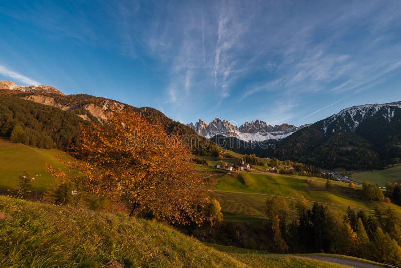Berge und Dorf im Tal stockfoto. Bild von blatt, laub - 127152008