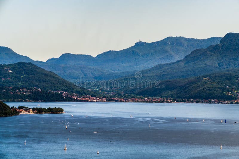 Berge Und See in Der Schweiz Stockbild - Bild von boot ...