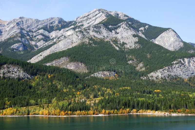 Berge und See im Fall stockfoto. Bild von land, landschaft - 6952238