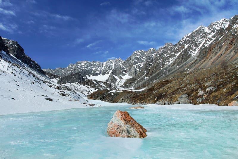 Berge von Sibirien stockfoto. Bild von farbe, stein, wolke - 69869692