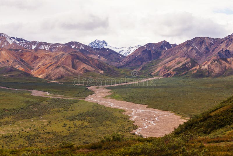 Bergen in Alaska stock afbeelding. Image of wandeling - 104305869