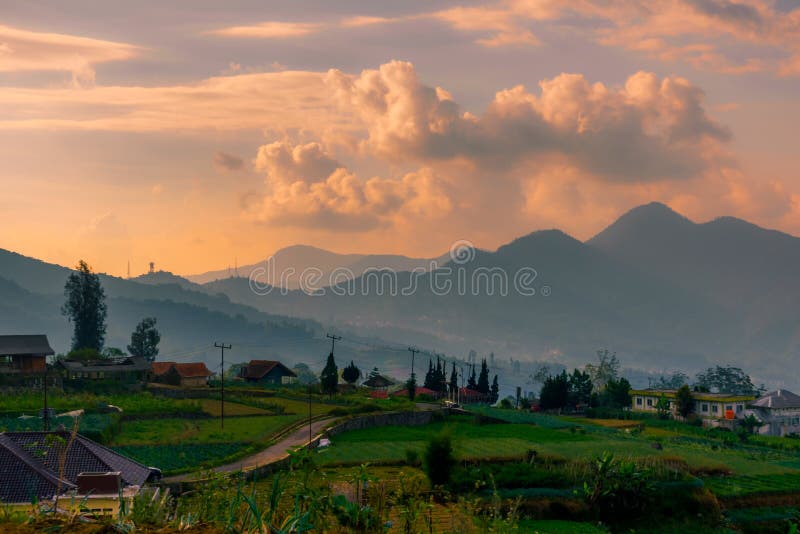 Bergketens Met Kleurrijke Hemel Stock Afbeelding - Image of weide, berg ...