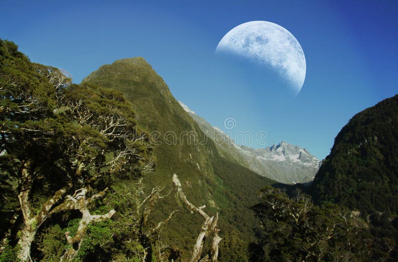 Bergketens met maan stock foto. Image of bomen, nave, landschap - 7869446