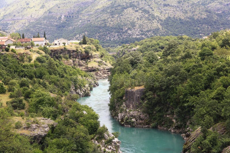 Berglandschaft Mit Gebirgsturbulentem Fluss Stockbild - Bild von ...