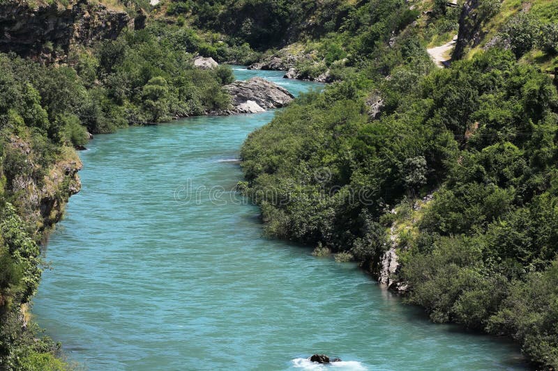 Berglandschaft Mit Gebirgsturbulentem Fluss Stockbild - Bild von blau ...