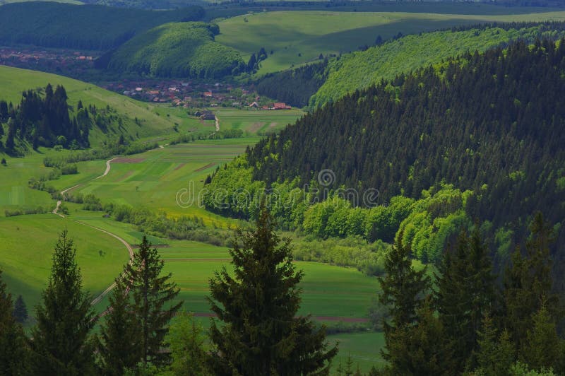 Berglandschap met een dorp stock afbeelding. Image of berg - 92802465