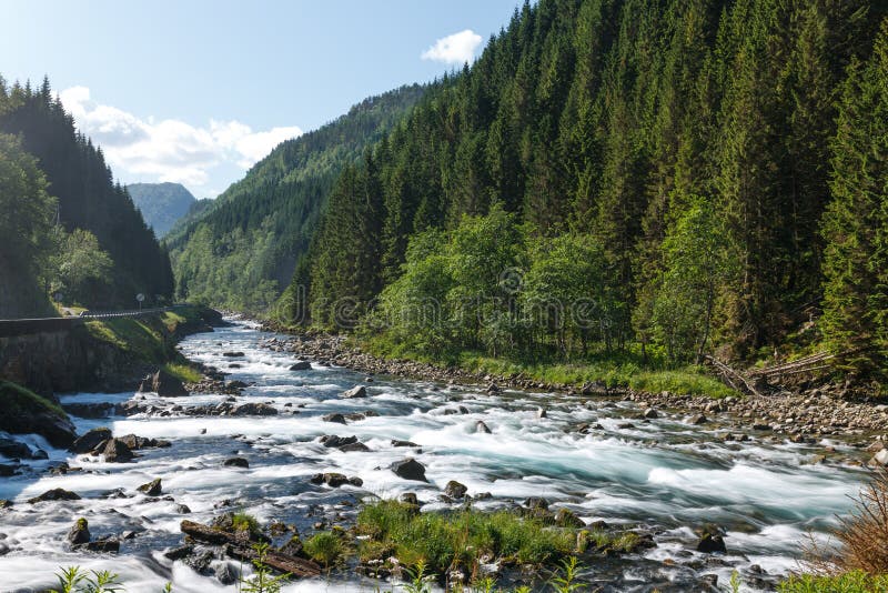 Bergrivier stock afbeelding. Image of hemel, milieu, aantrekkelijkheid ...