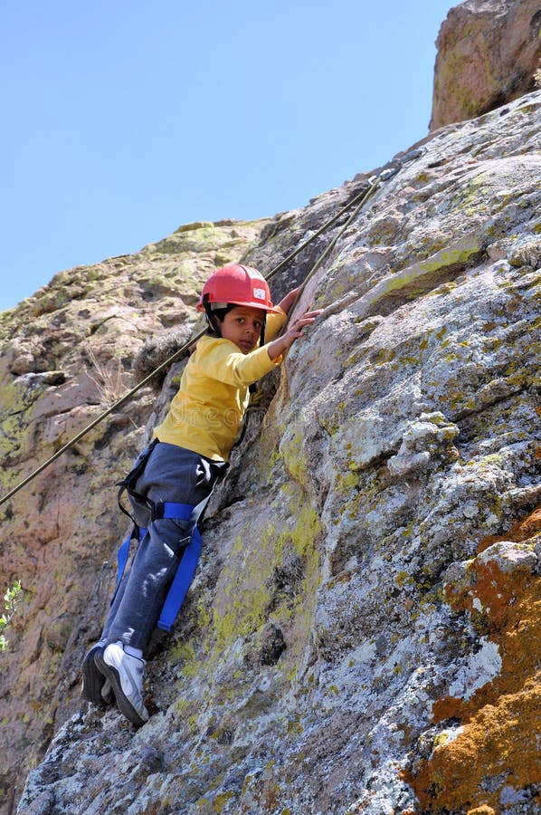 Team Der Bergsteiger, Die Das Gipfel Erreichen. Stockbild - Bild von ...