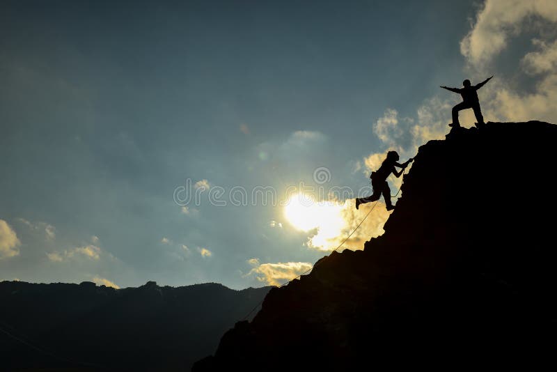 Bergsteiger, Die Zusammen Das Ziel Erreichen Stockbild - Bild von ...