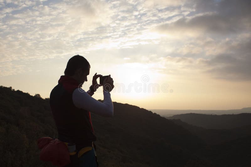 Bergsteiger, Der Ein Foto Eines Sonnenuntergangs Macht Stockbild - Bild ...