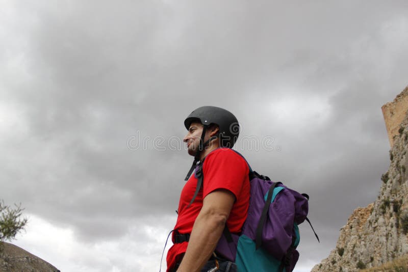Bergsteiger, Der Zum Berg Schaut Stockbild - Bild von sturzhelm, himmel ...