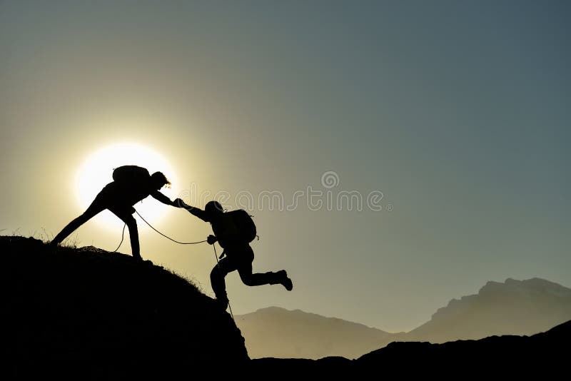 Freude am Team, Das Die Gipfel Der Berge Erreicht Stockfoto - Bild von ...