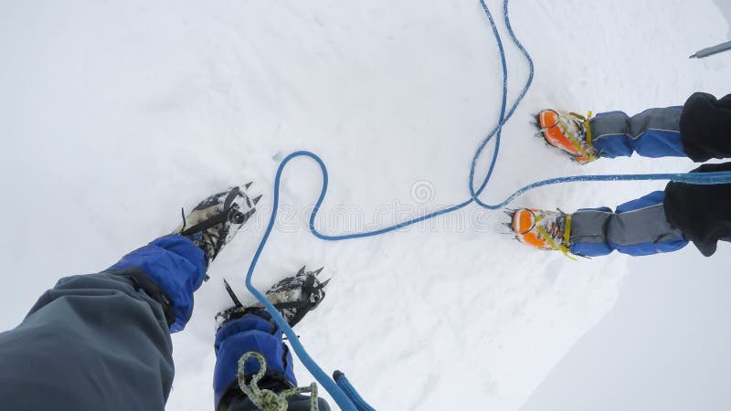 Bergsteiger Erreicht Die Spitze Eines Berges Stockfoto - Bild von ...