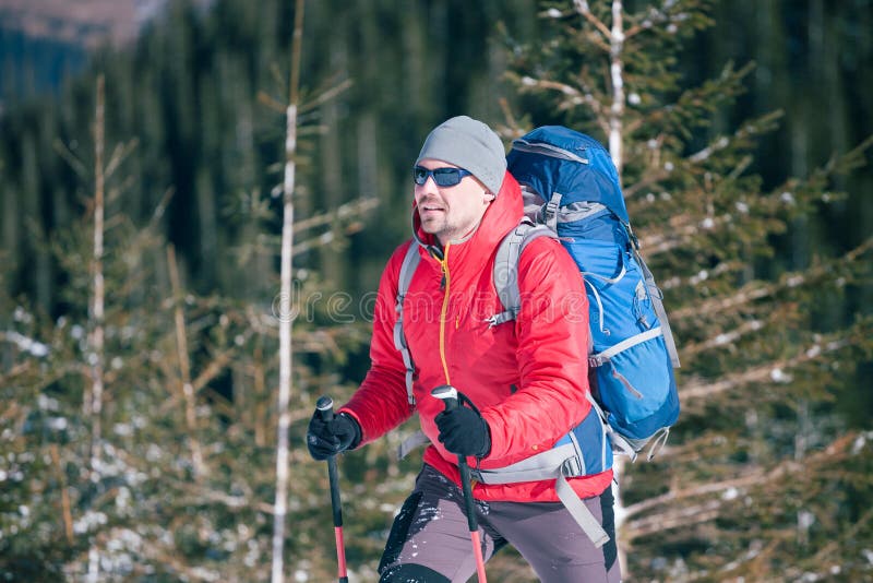 Bergsteiger Mit Einem Rucksack Stockbild - Bild von berg, himmel: 97476111
