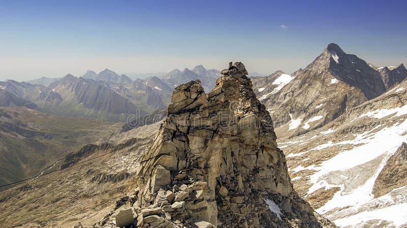 Bergtop stock afbeelding. Image of bovenkant, nave, lang - 33773399