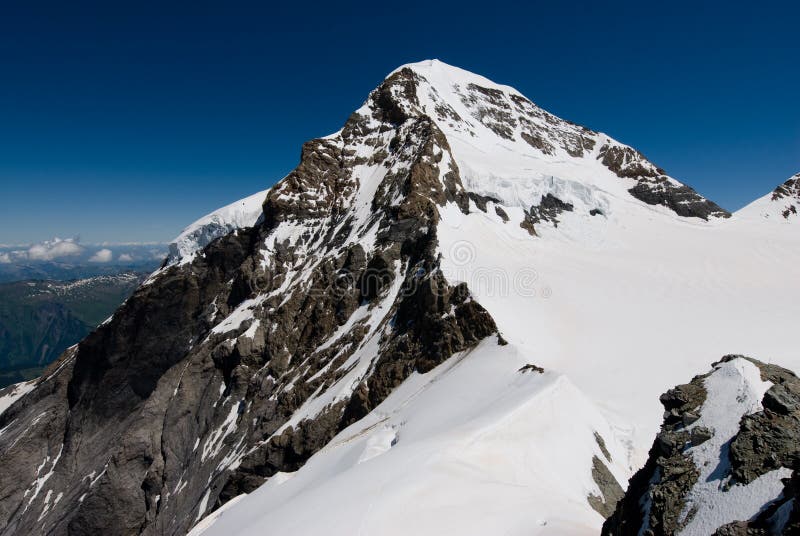 Bergtop van Mönch. stock foto. Image of zwitserland, koude - 6621390