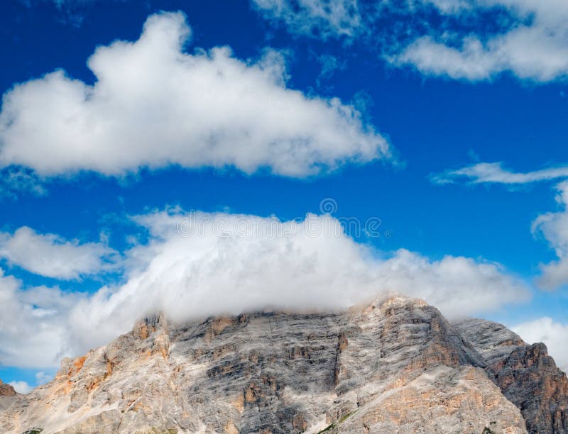 Bergtop in wolken stock afbeelding. Image of wolk, berg - 33327739