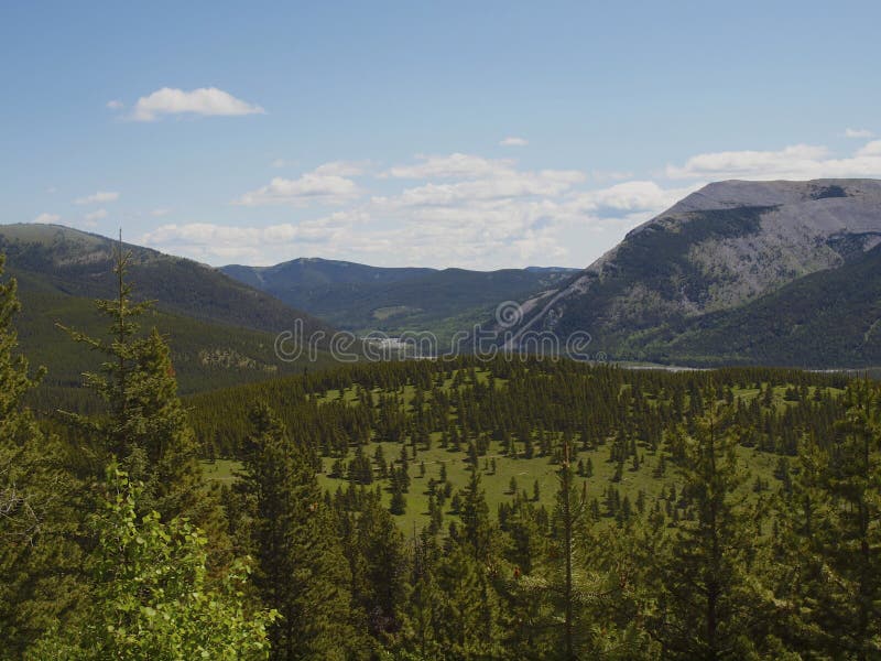 Bergvallei in de Zomer stock foto. Image of wandeling - 37916118