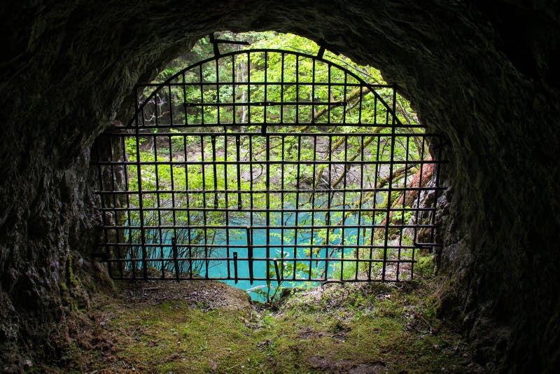 Bergwerk-Tunnel-Ausgang Mit Einer Ansicht Stockbild - Bild von erkunden ...
