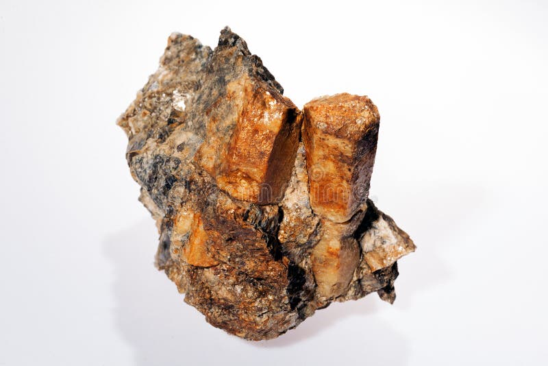 Berilo Del Mineral En El Fondo Blanco Foto de archivo - Imagen de ...