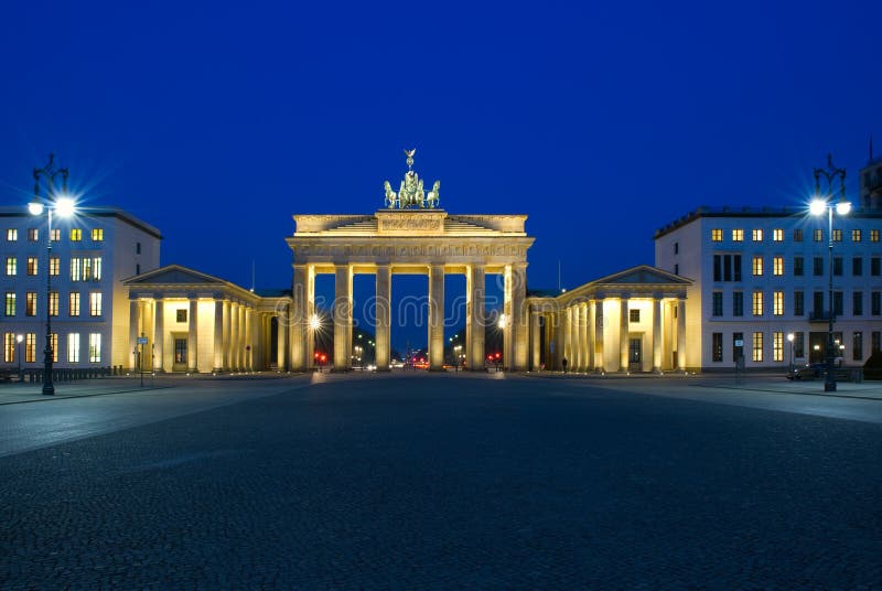 Berlin brandenburg port fotografering för bildbyråer. Bild av kolonner ...