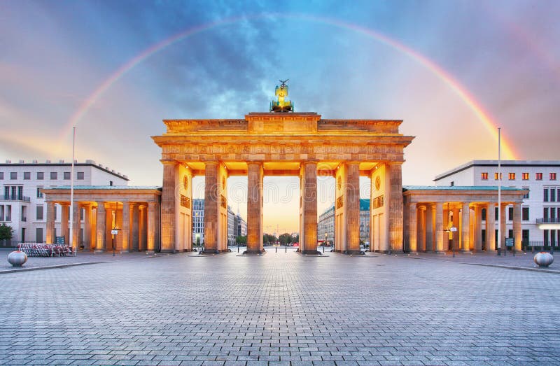 Berlin Brandenburger-Tor Mit Regenbogen Stockfoto - Bild von morgen ...