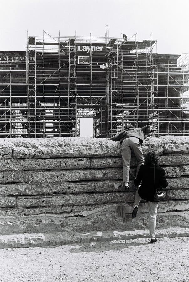 Berlin, Germany - 01 Feb 1990 - the Brandenburg Gate with Scaffolding ...