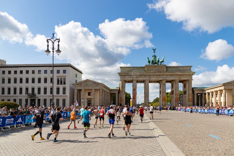 2023 Berlin Marathon and Brandenburg Gate Editorial Photography - Image ...