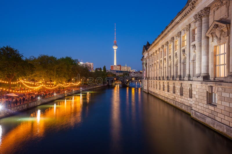 Berlin River Spree, Fernsehturm, Prophezeien Museumsseite Stockbild ...