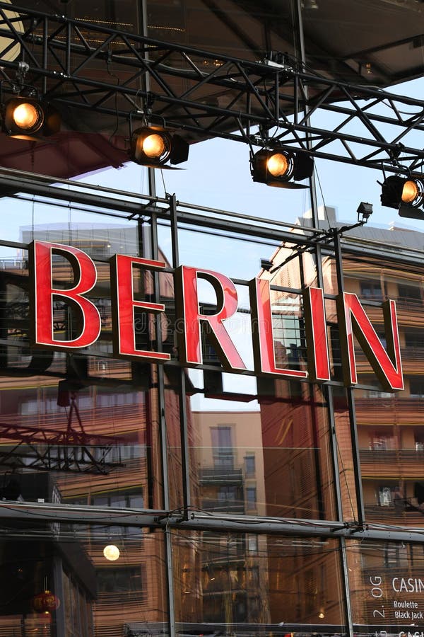 Berlin-Rot Signage stockbild. Bild von europa, gold - 111109639