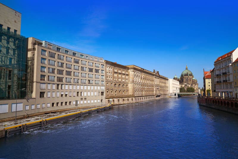Berlin Spree-Fluss Und -kathedrale Dom Stockbild - Bild von draussen ...