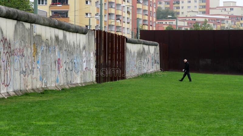 Berlin Wall editorial photo. Image of historic, attraction - 44697796