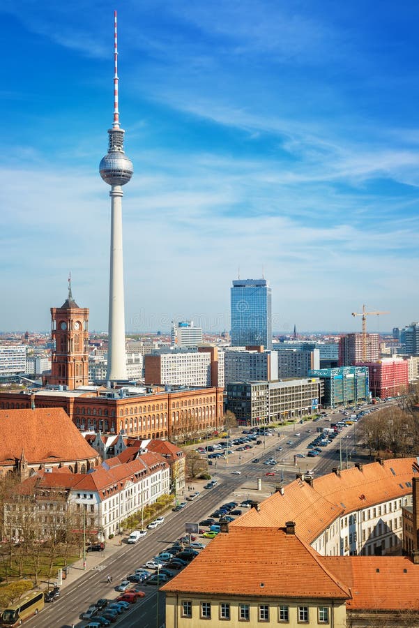 Berlitz 库存图片. 图片 包括有 狂欢, 都市, 蓝色, 城市, 德语, 地标, 欧洲, 游人, 判断 - 90517547