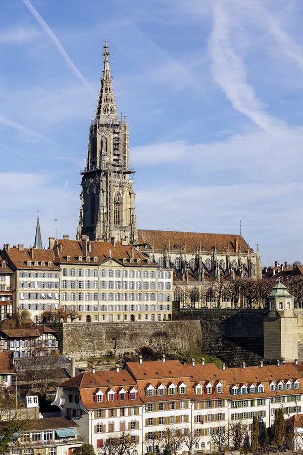 El Muenster de Berna foto de archivo. Imagen de nube - 41587290